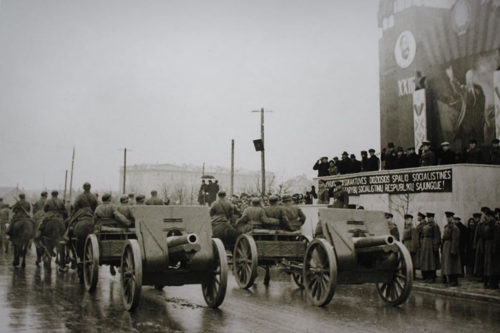 Kaip Lietuvos kariai 1940 m. minėjo „didžiosios“ Spalio revoliucijos ...