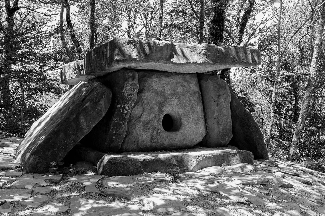 Paslaptimis apipinti dolmenai - AIDAI